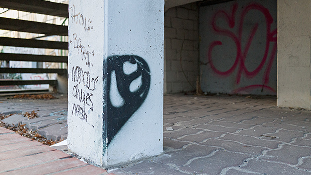 Graffiti on the Pillar | Something About Daily Life